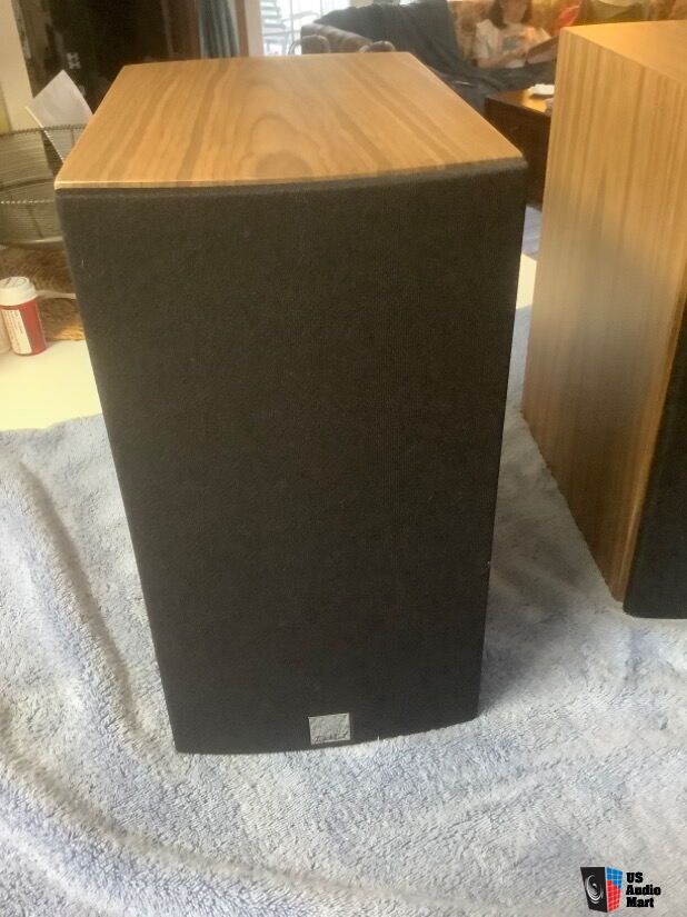 Dali Rubicon 2 Speakers Pair in Walnut w/ Matching Black Stands - New ...