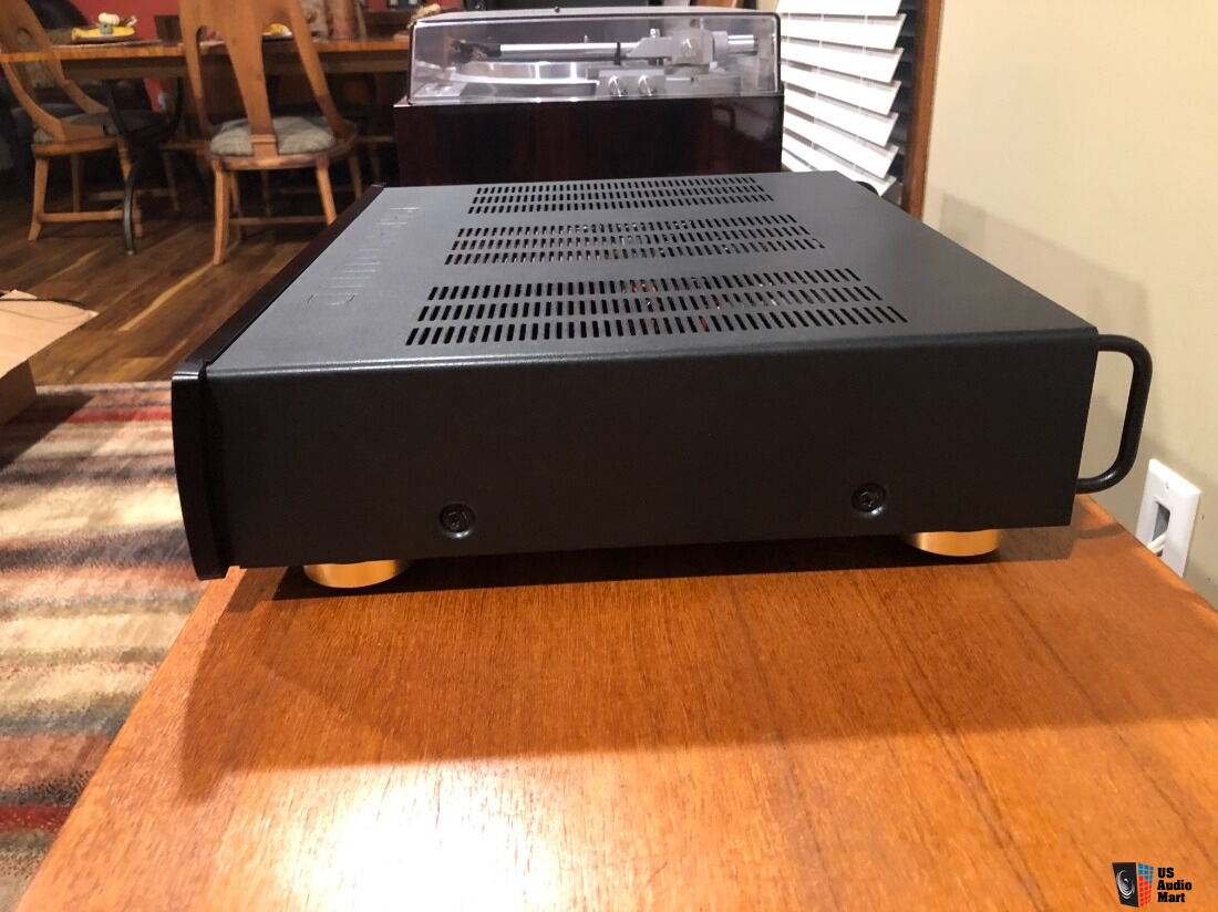 Parasound Halo A23+ amplifier in very good condition with a Nick on the ...