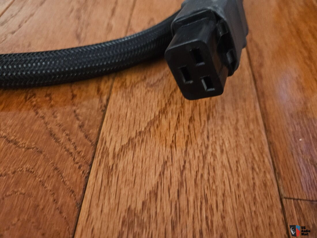 Shunyata Hydra 4 power conditioner with the power cable Photo #5936429 ...