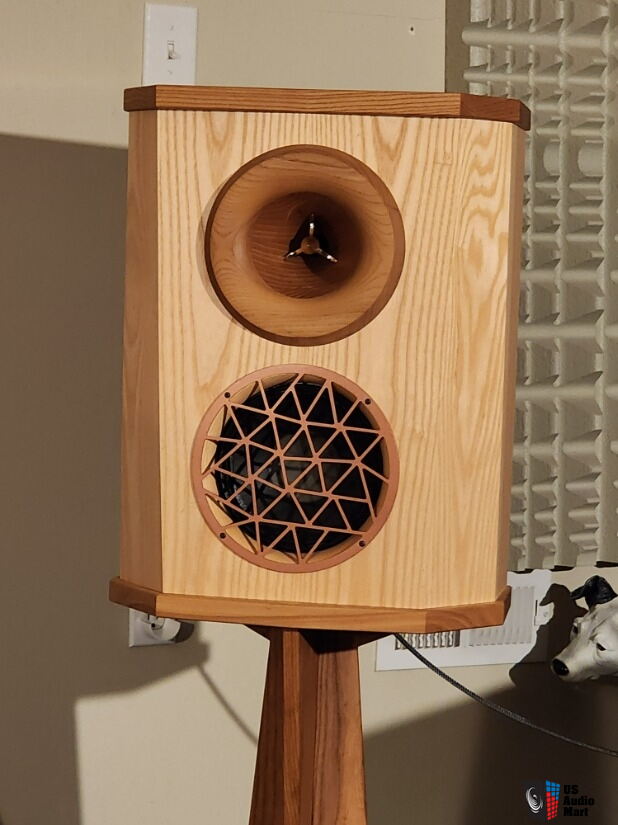 Fleetwood Deville SQ Speakers-Torrefied Light Ash with stand A and Ming ...
