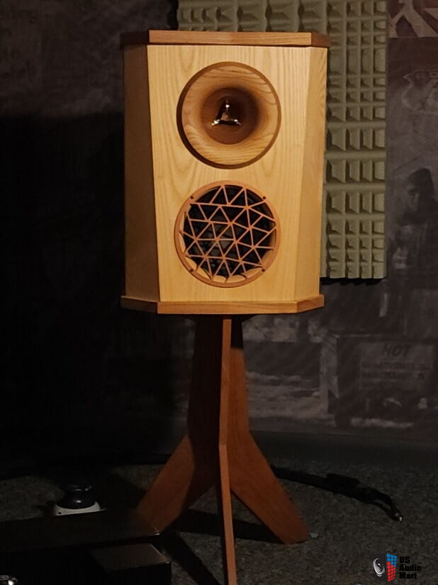 Fleetwood Deville SQ Speakers-Torrefied Light Ash with stand A and Ming ...