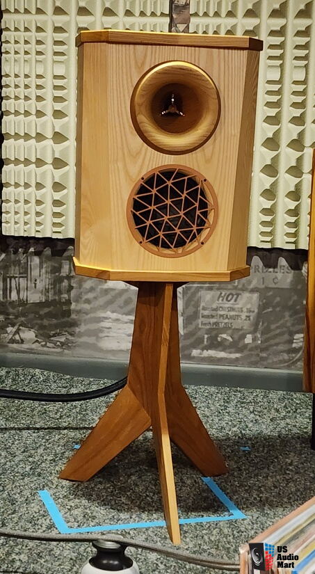Fleetwood Deville SQ Speakers-Torrefied Light Ash with stand A and Ming ...