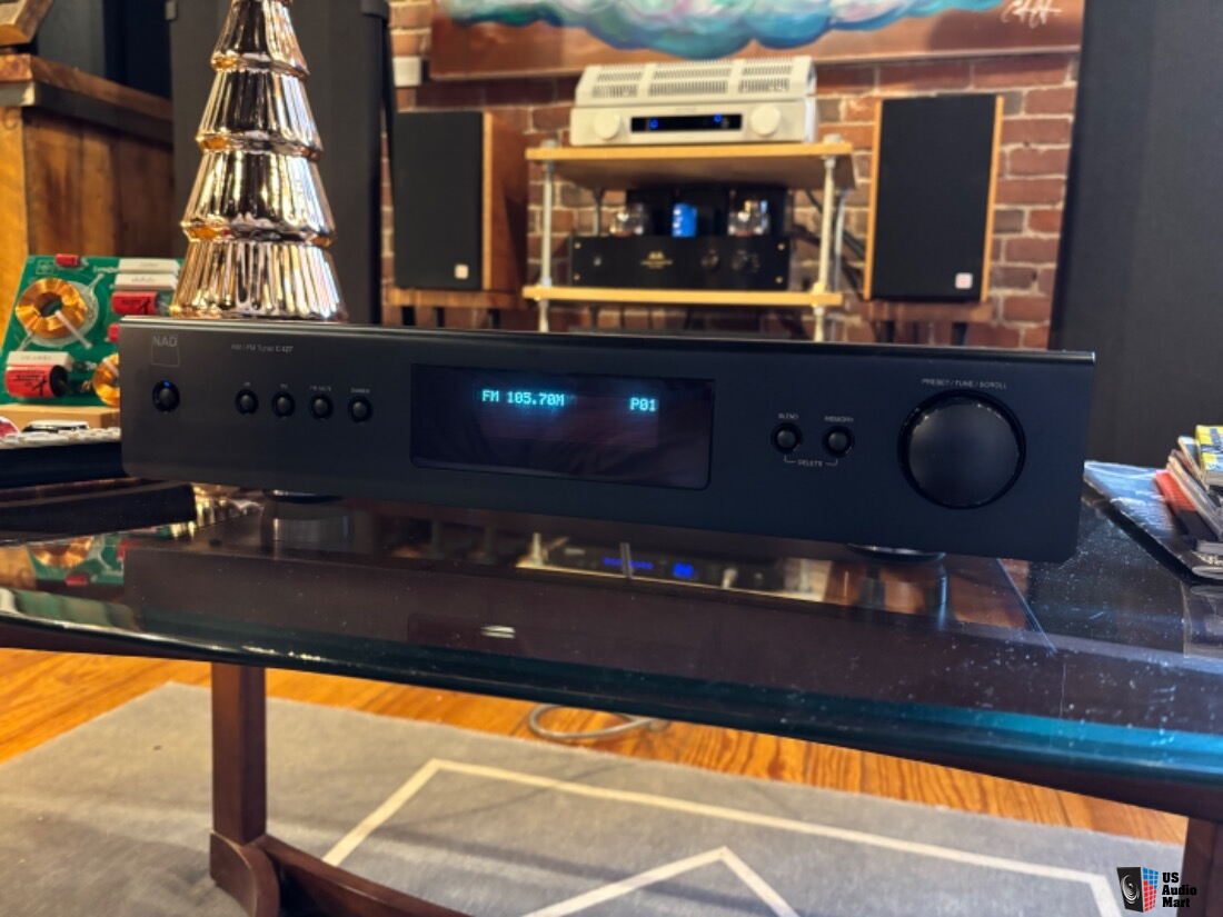 NAD C-427 Digital AM/FM Tuner - Pull In Your Favorite Jams Photo ...