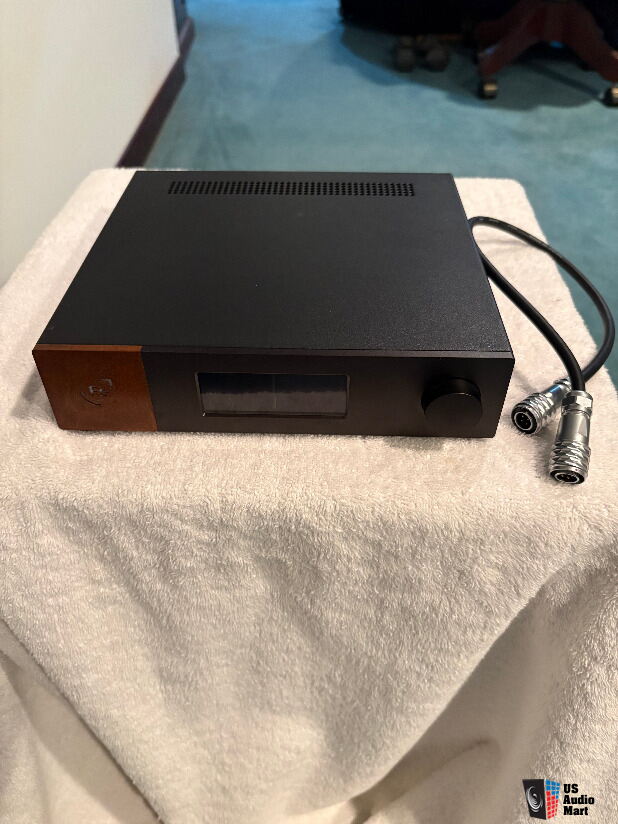 Ferrum OOR + Hypsos headphone amplifier and linear power supply Photo ...