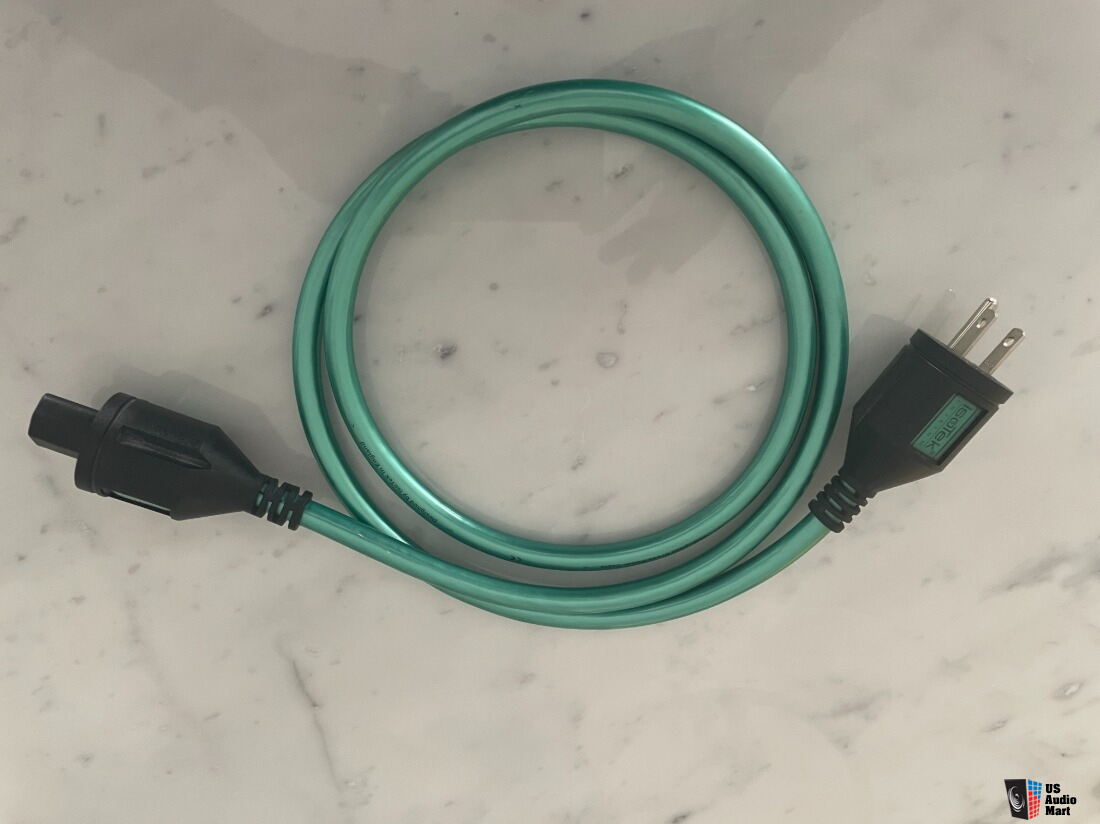 IsoTek Sirius EVO3 Power Conditioner with Initium EVO3 Cable Photo ...