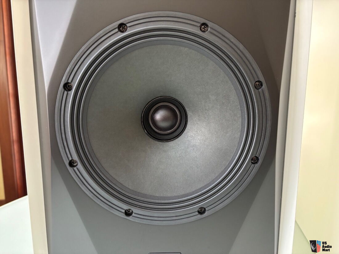 MoFi SourcePoint 8 in white, matching Kanto stands. MINT condition ...