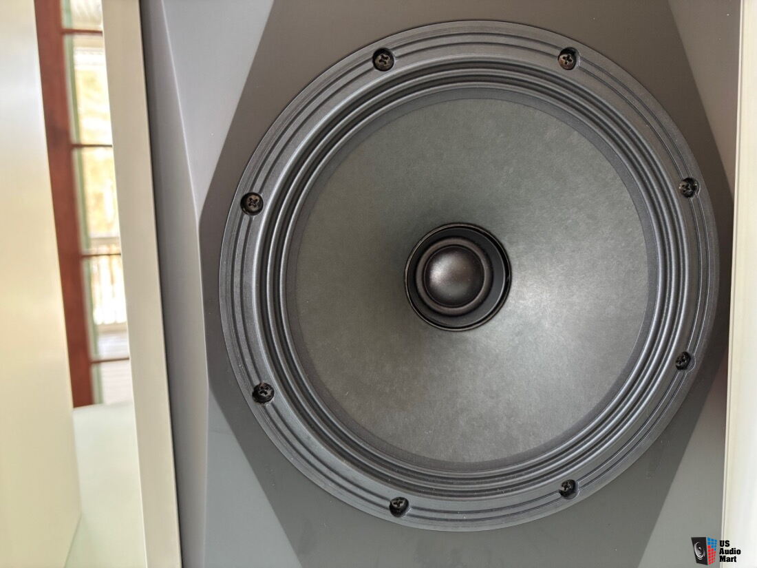 MoFi SourcePoint 8 in white, matching Kanto stands. MINT condition ...