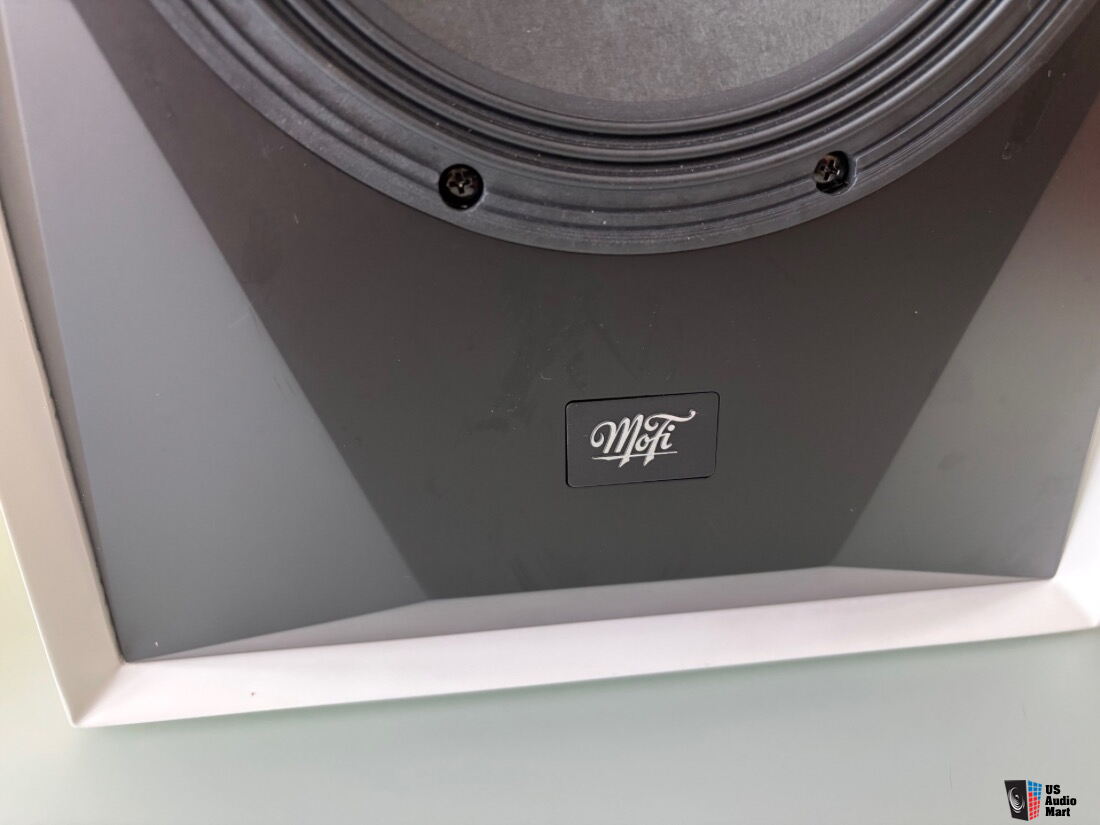 MoFi SourcePoint 8 in white, matching Kanto stands. MINT condition ...