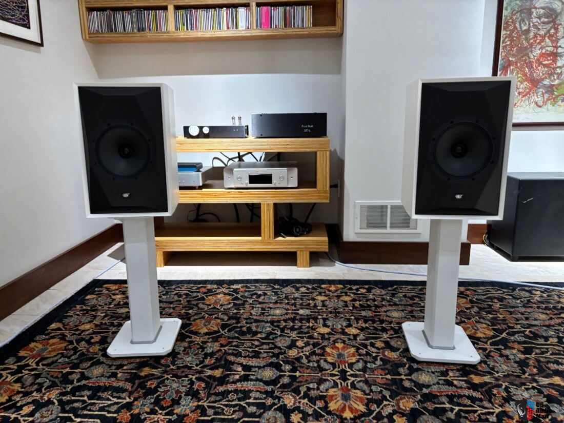 MoFi SourcePoint 8 in white, matching Kanto stands. MINT condition ...