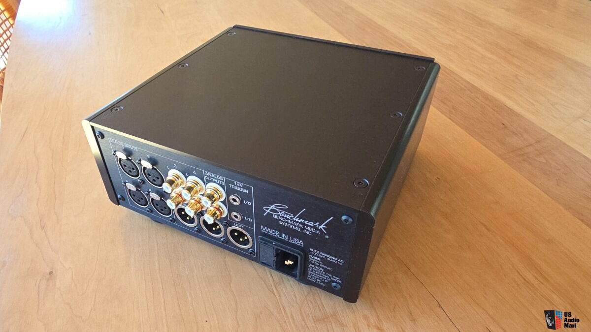 Benchmark LA4 Line Stage in black, with remote control Photo #6133550 ...