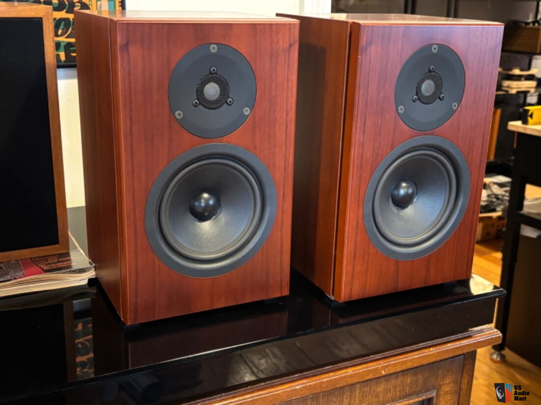 Linn Tukan Monitors in Rosenut - Amazing Bookshelf Speaker System Photo ...