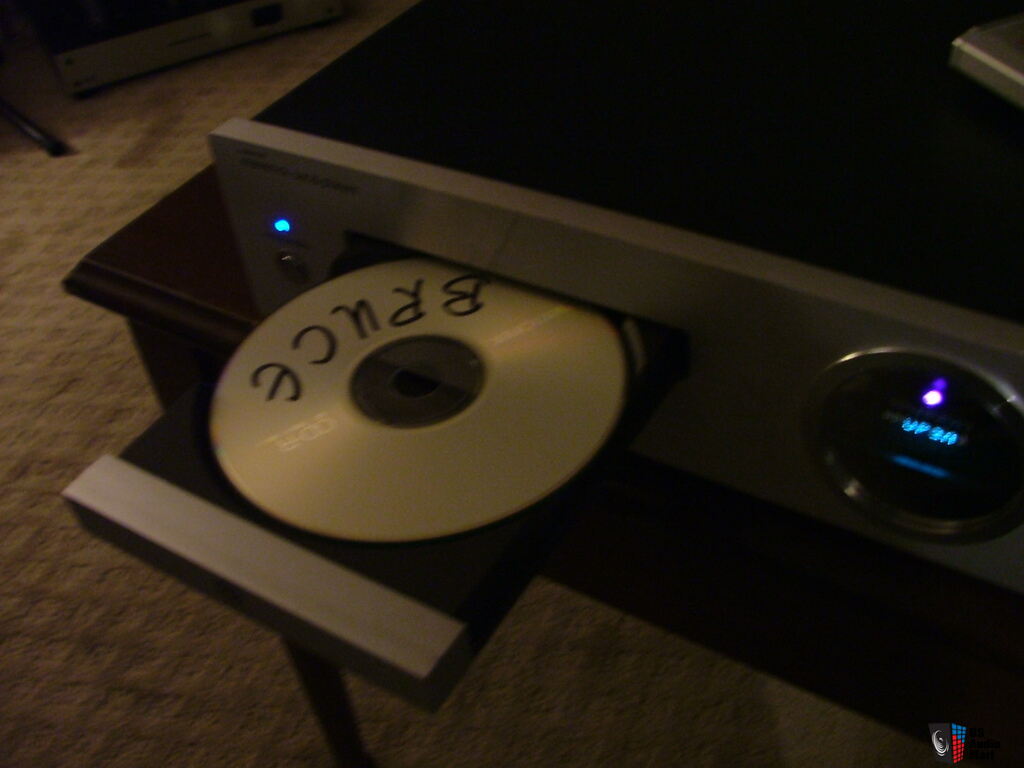 MUSIC HALL MAVERICK CD/SACD player with remote Photo #962210 - US Audio ...